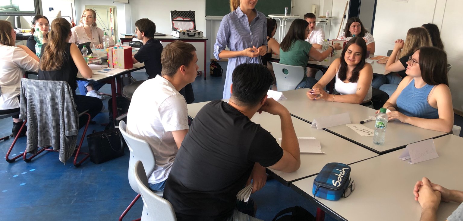 Schülerinnen und Schüler der Berufsschule Lahnstein beschäftigen sich ...