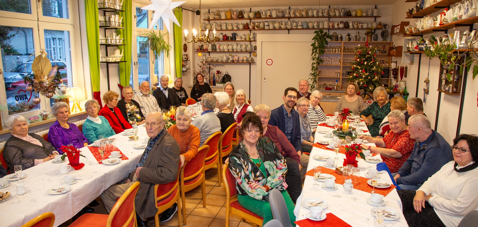 Festliche und hoffnungsvolle Stimmung an Heiligabend in Gemeinschaft ...